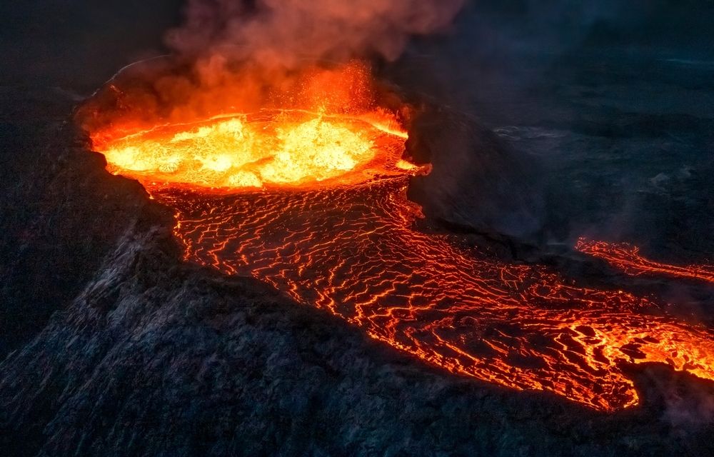 Tourist falls into active volcano due to "selfie" photo | Al Bawaba