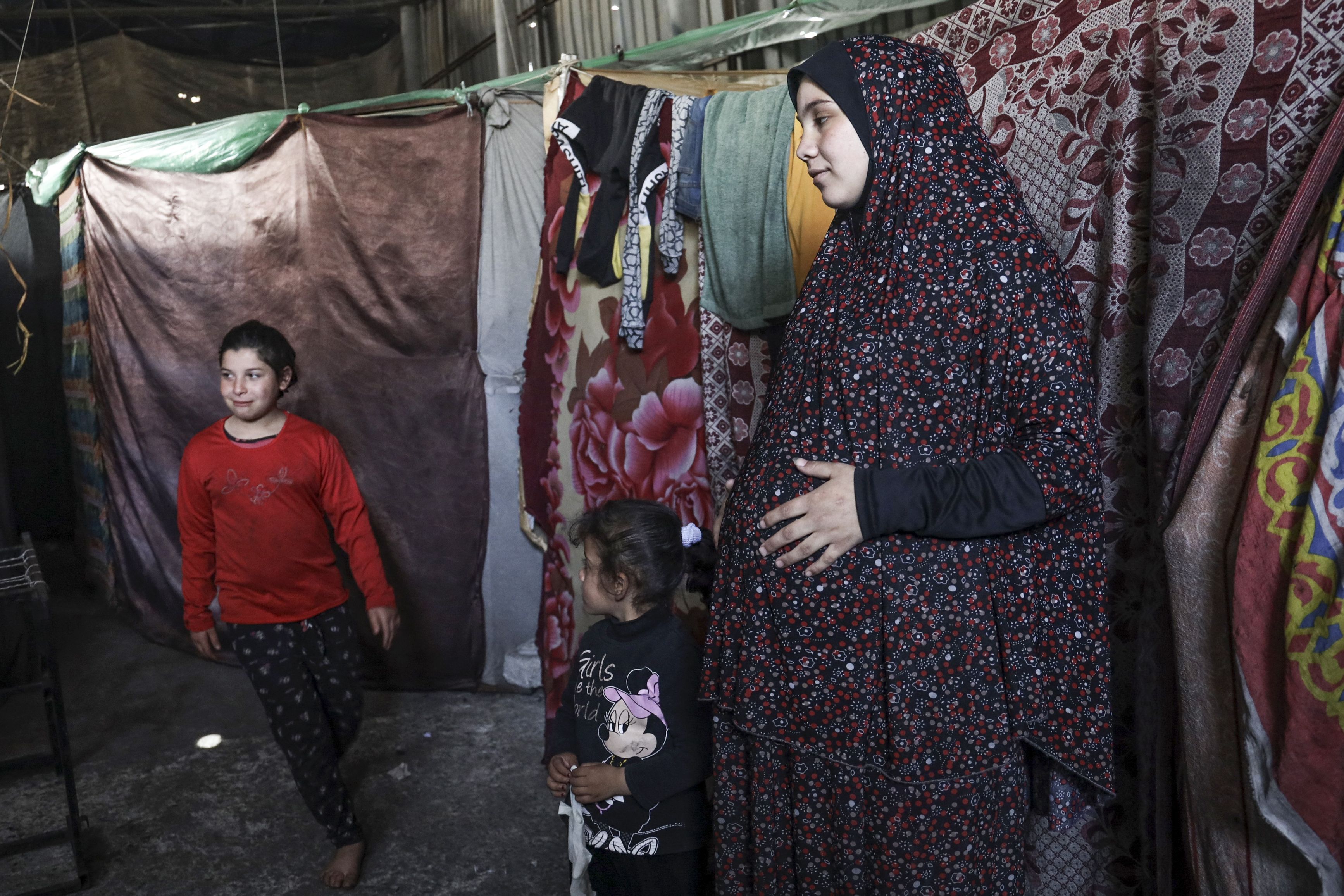 Pregnant women in Gaza struggle to have their meals | Al Bawaba
