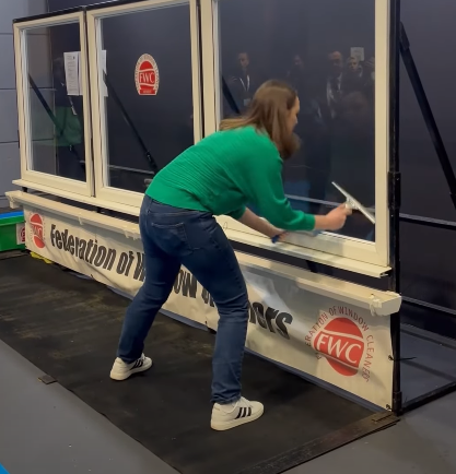 Fast window cleaner breaks the world record at competition | Al Bawaba