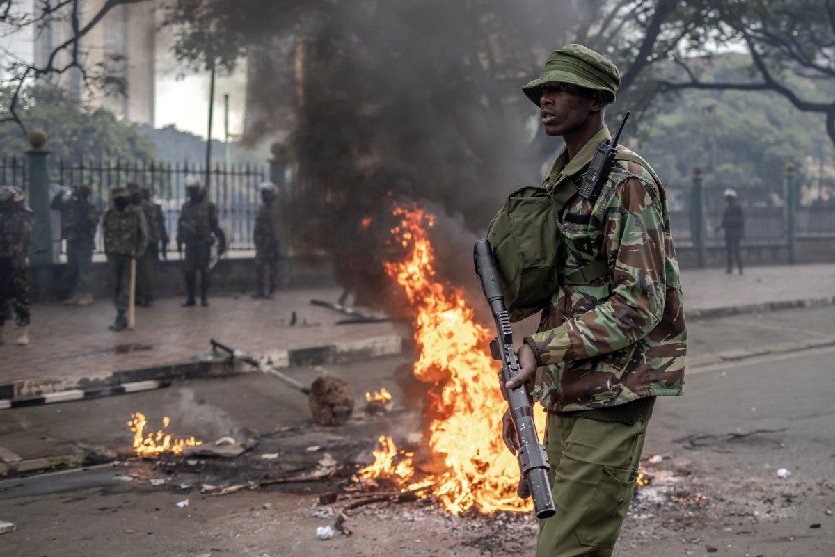 Fire erupts in the Kenyan parliament compound, several protestor killed ...