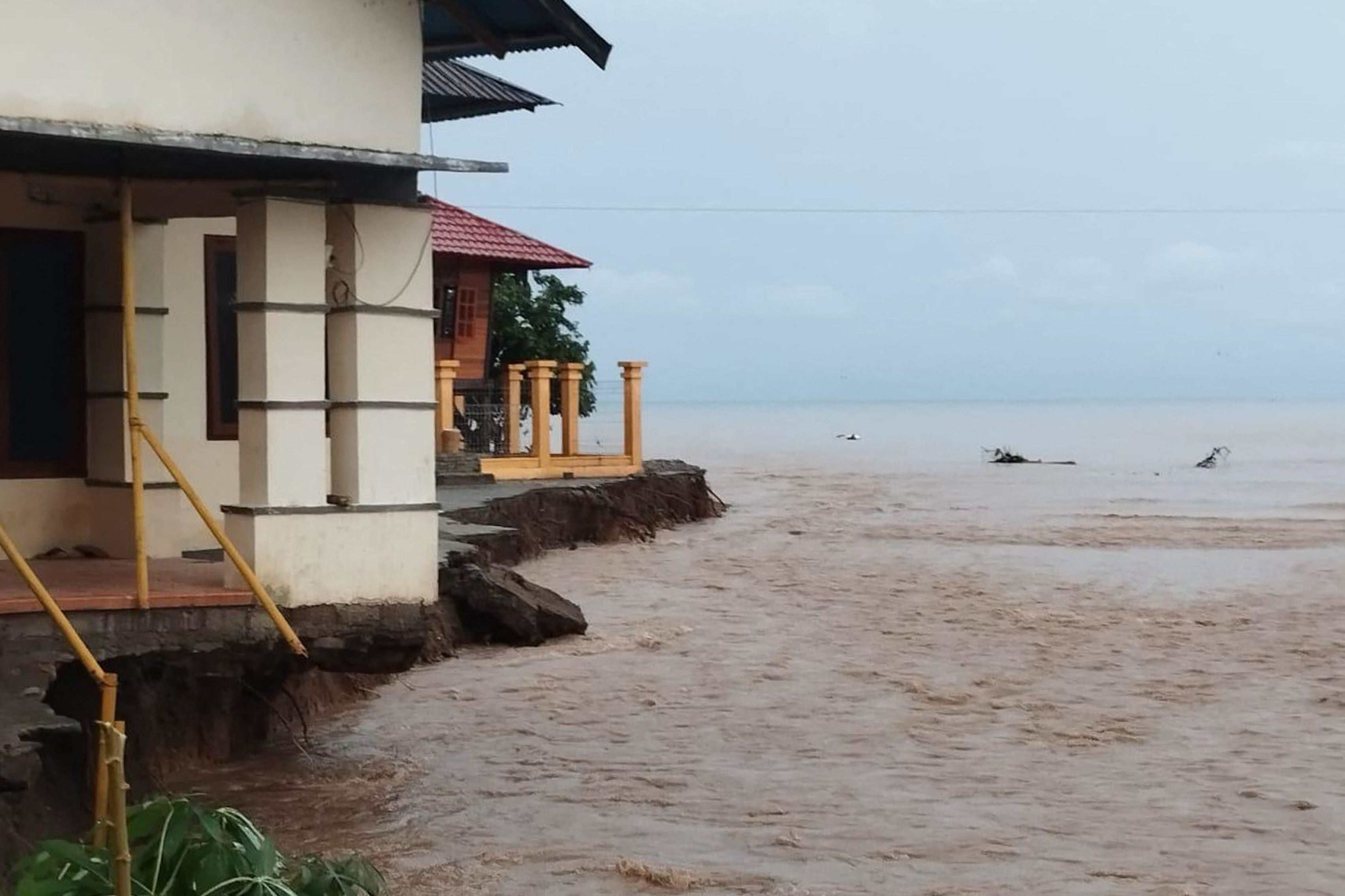 Indonesia heavy rains kill 11, 20 went missing | Al Bawaba