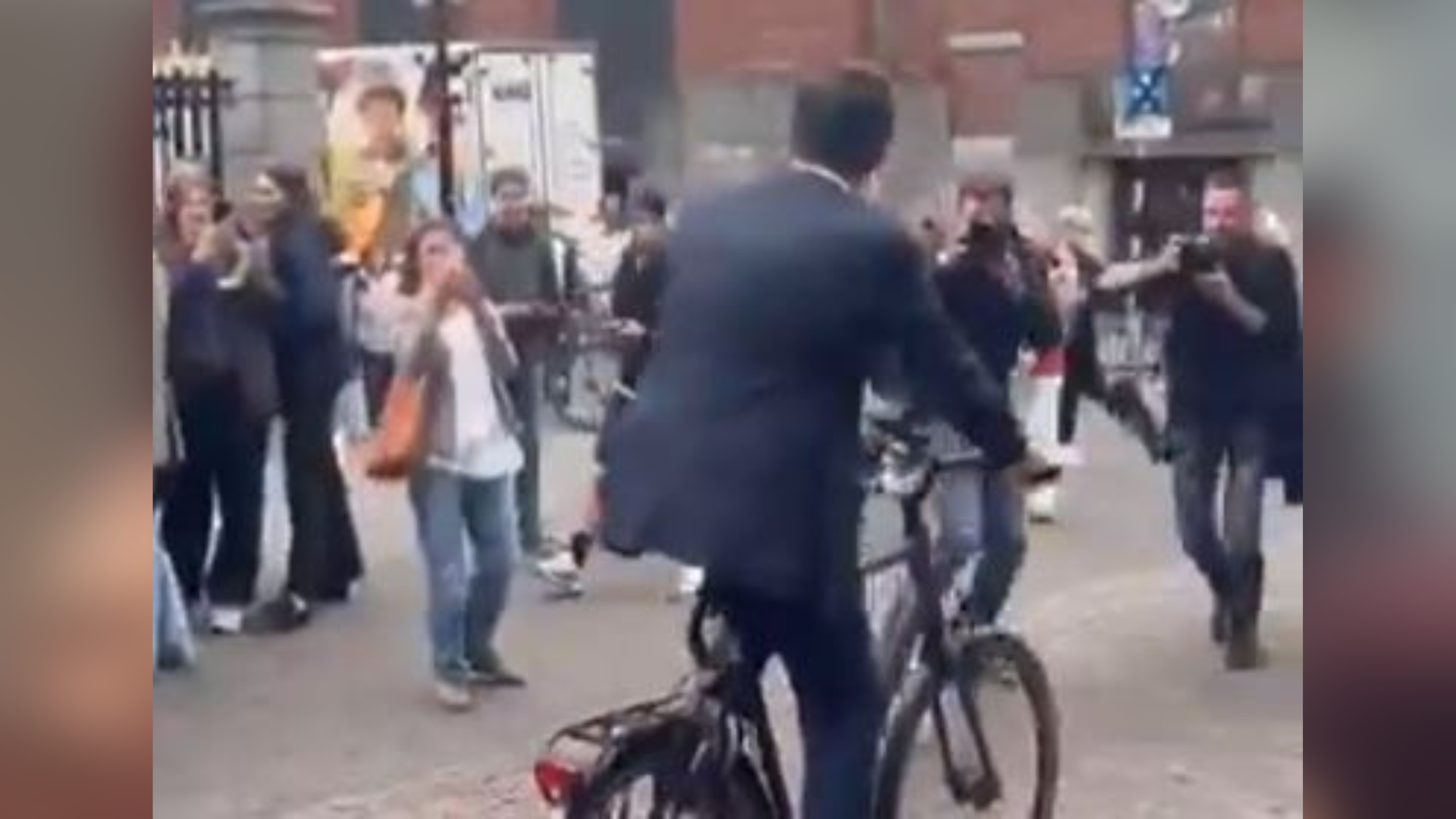 Video: Netherlands Prime Minister leaves on bike after quitting | Al Bawaba