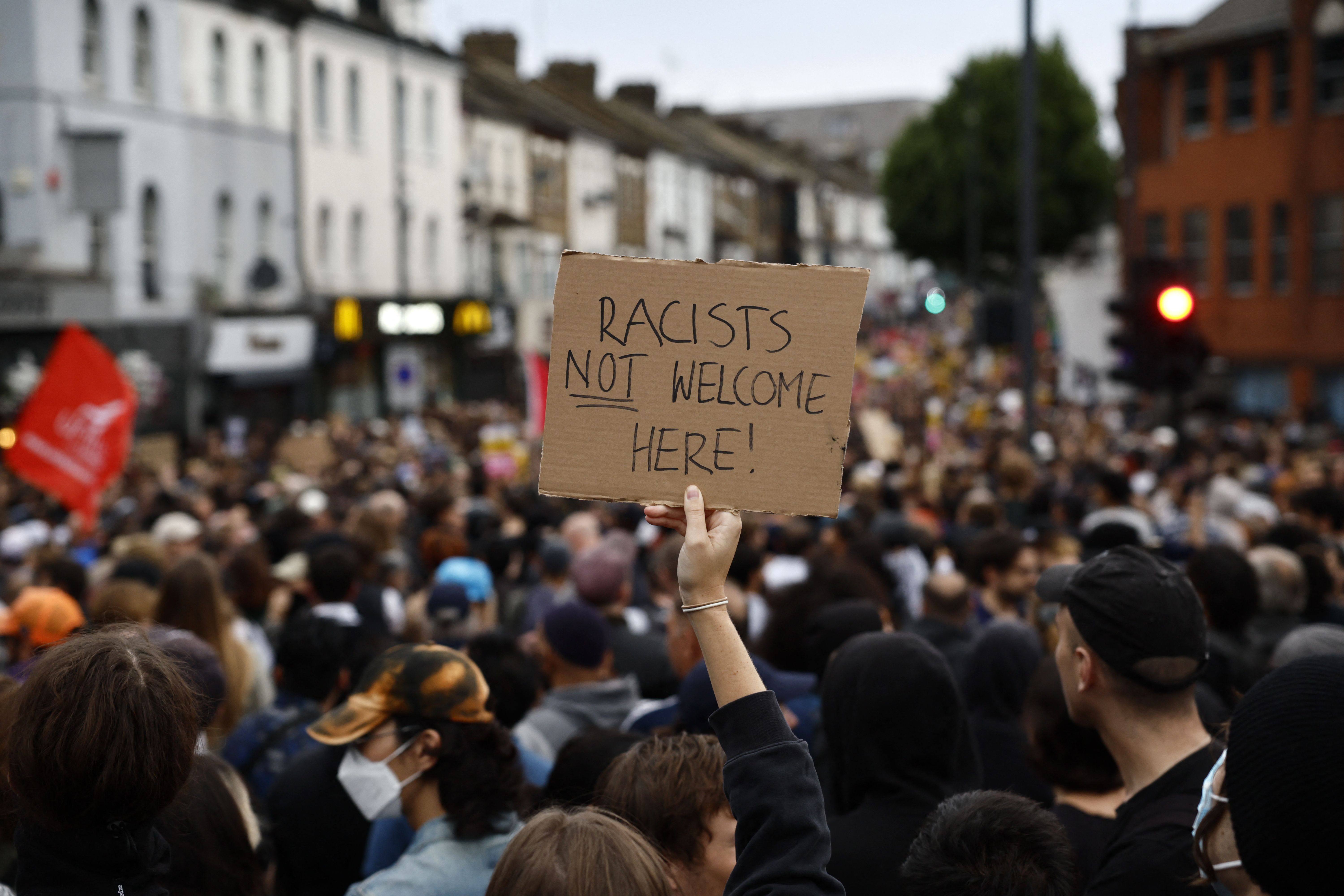 Anti-racism protesters gather in London to condemn recent riots | Al Bawaba