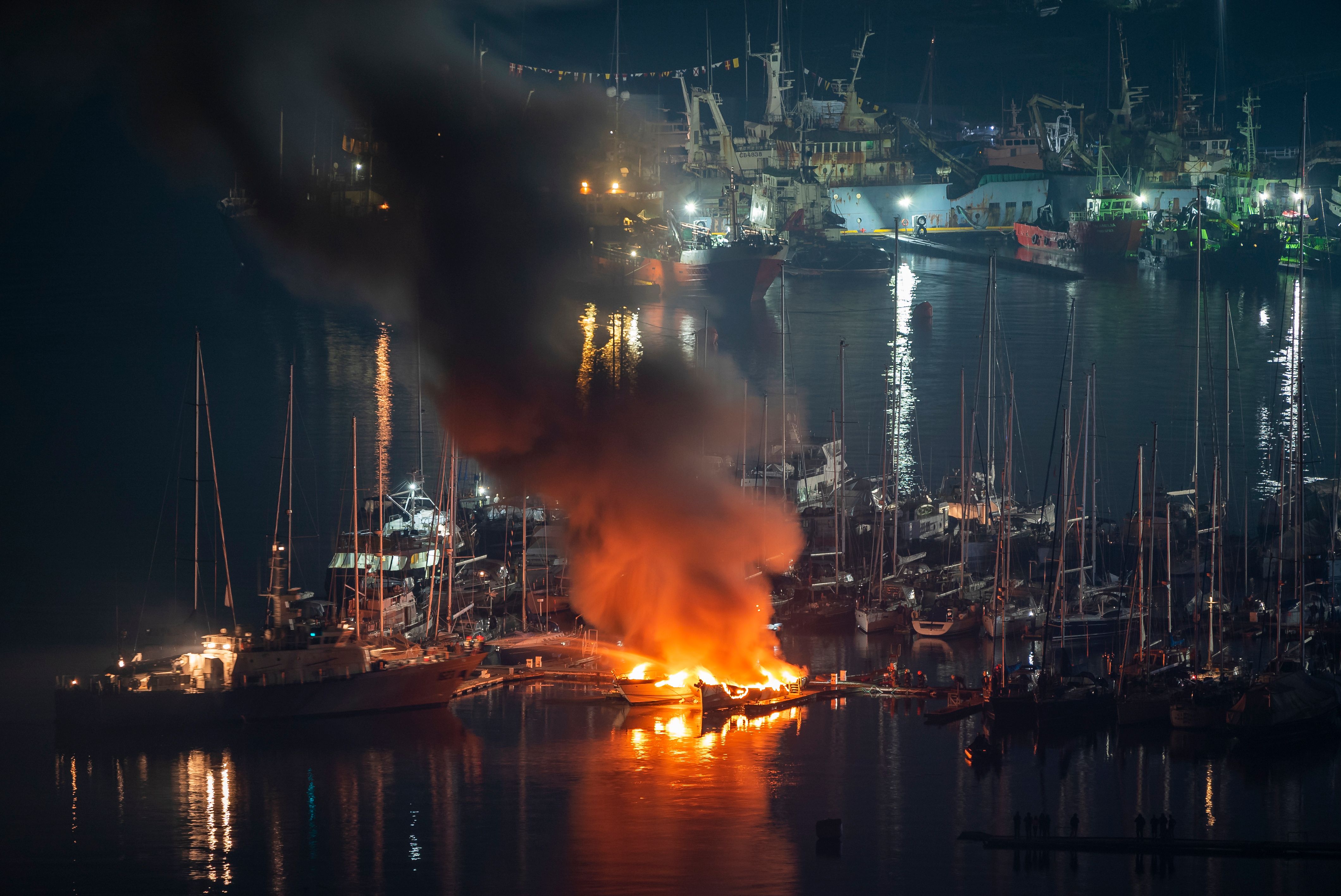Explosion of a luxury yacht at the New Jersey Marina during refueling ...