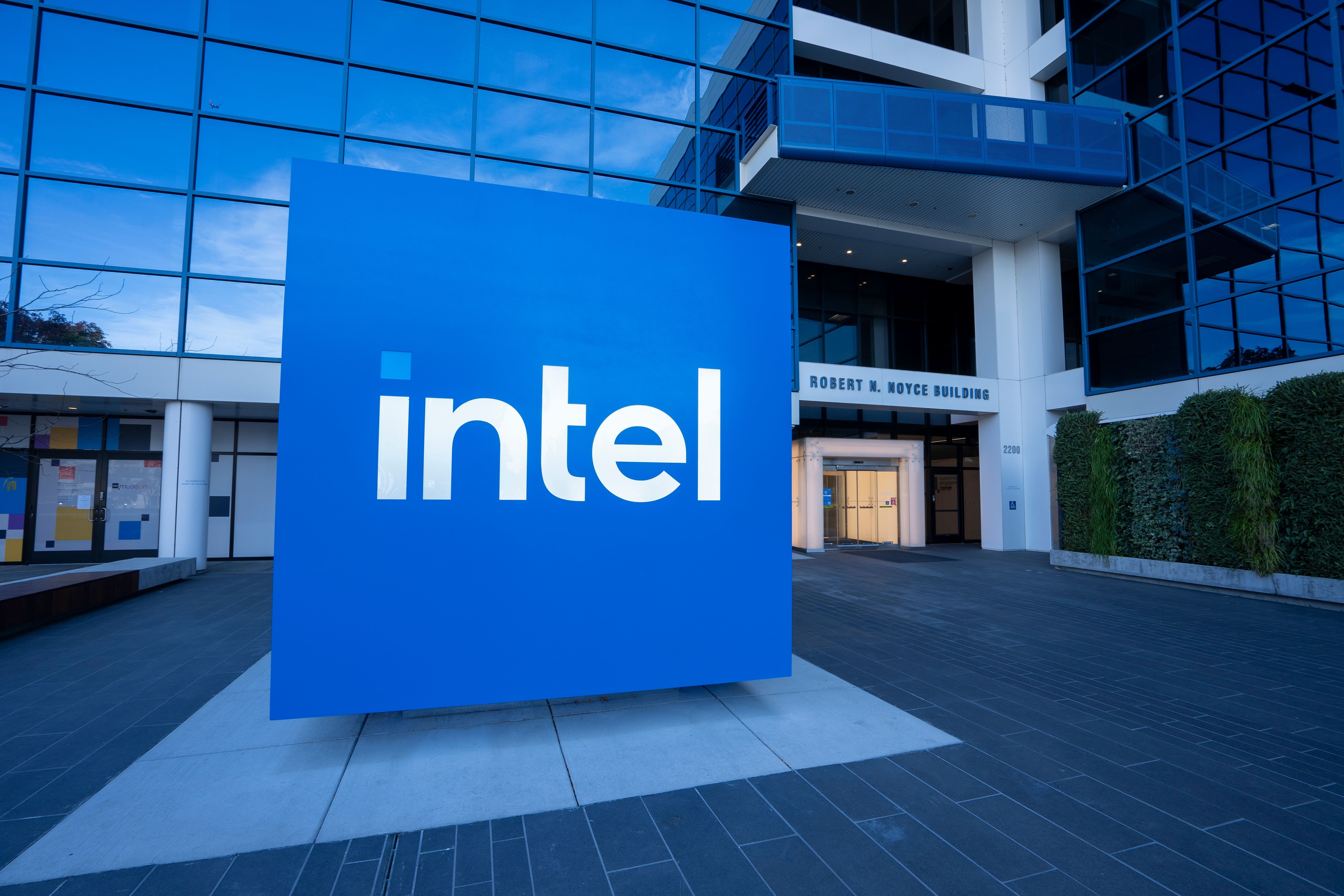 Intel terminates 15% of its employees to cut costs | Al Bawaba