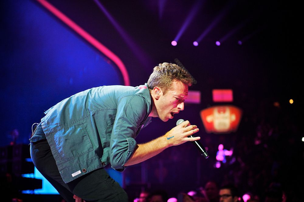 Chris Martin falls down open trap door during Coldplay concert | Al Bawaba