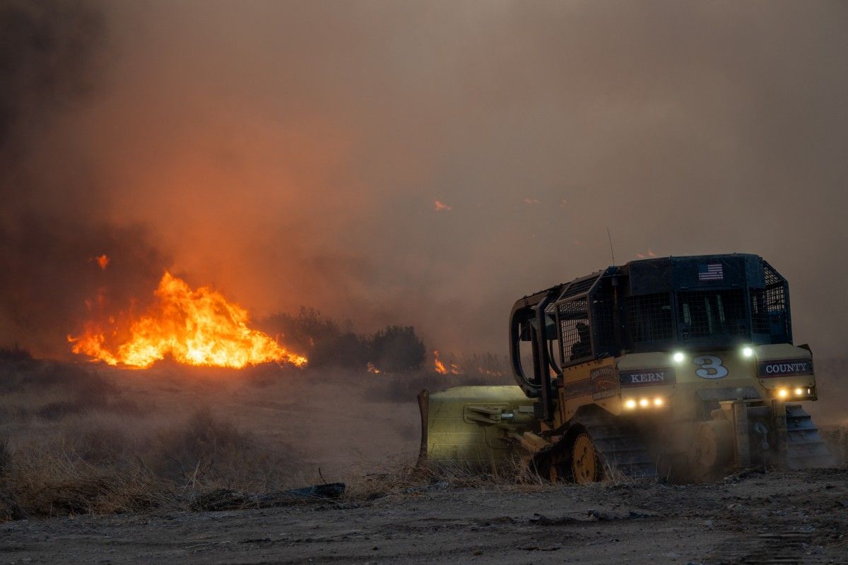 New Hughes Fire burns 9,400 acres in California, forces new evacuations ...