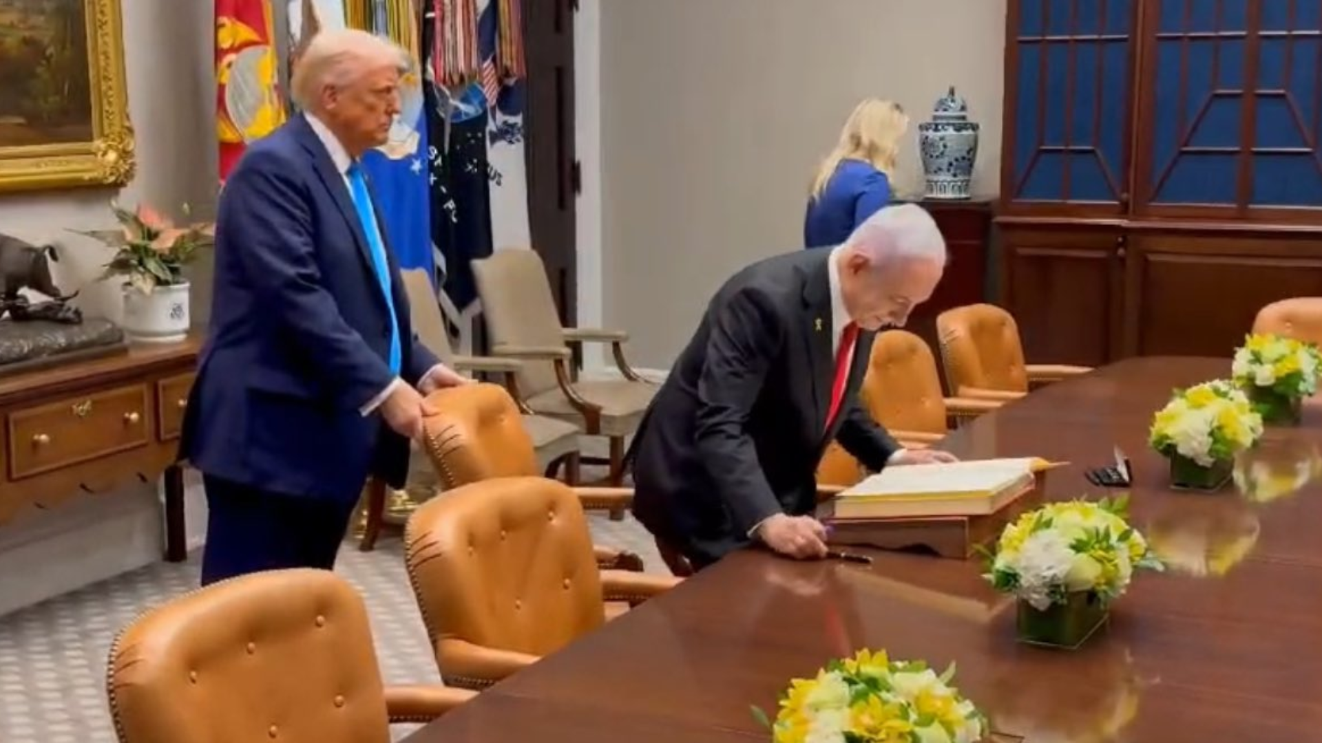 Video: "From US President to Israel's waiter," Trump pulls out a chair ...