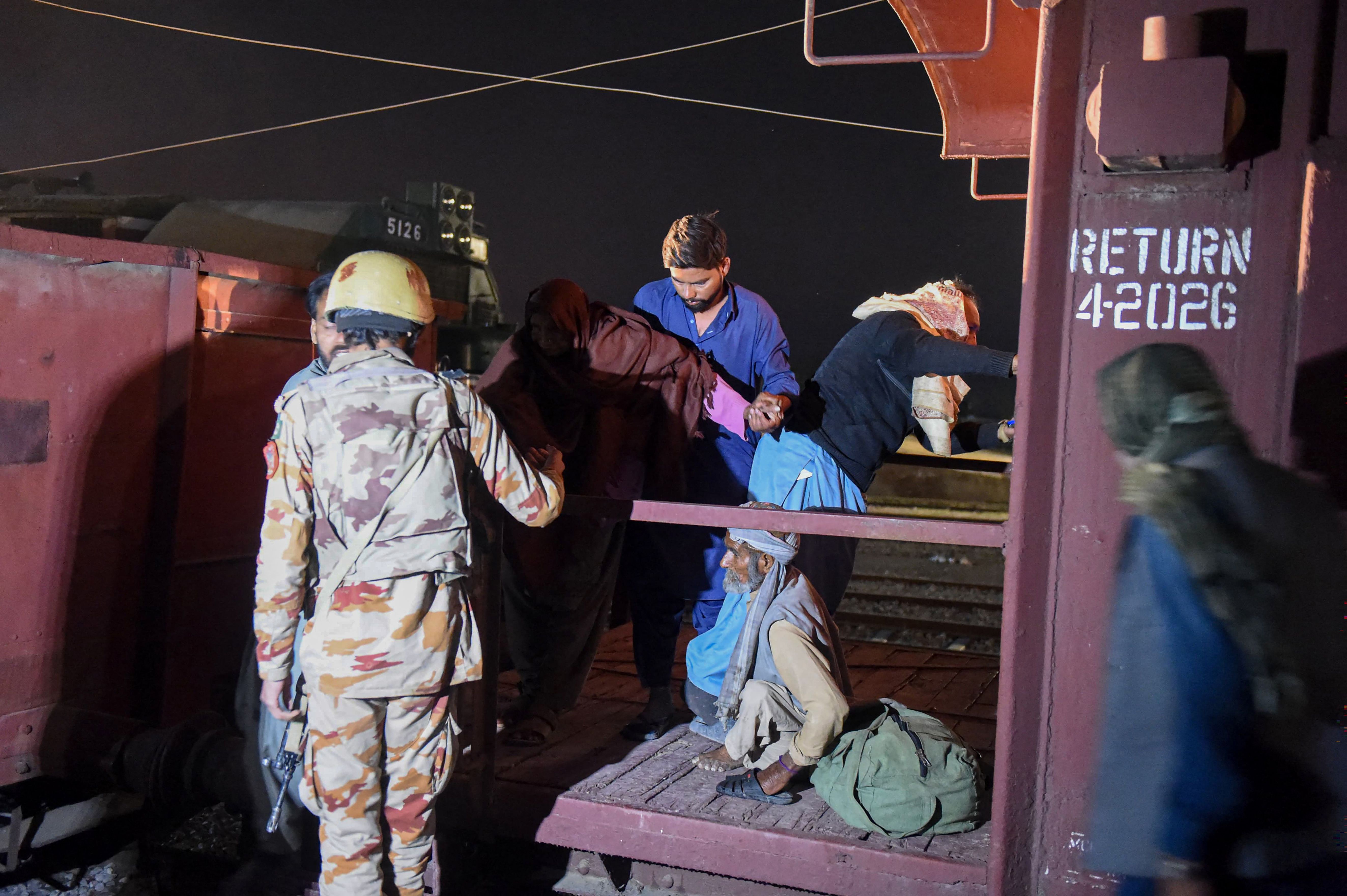 Pakistan: 155 people freed in train hostage-taking attack | Al Bawaba