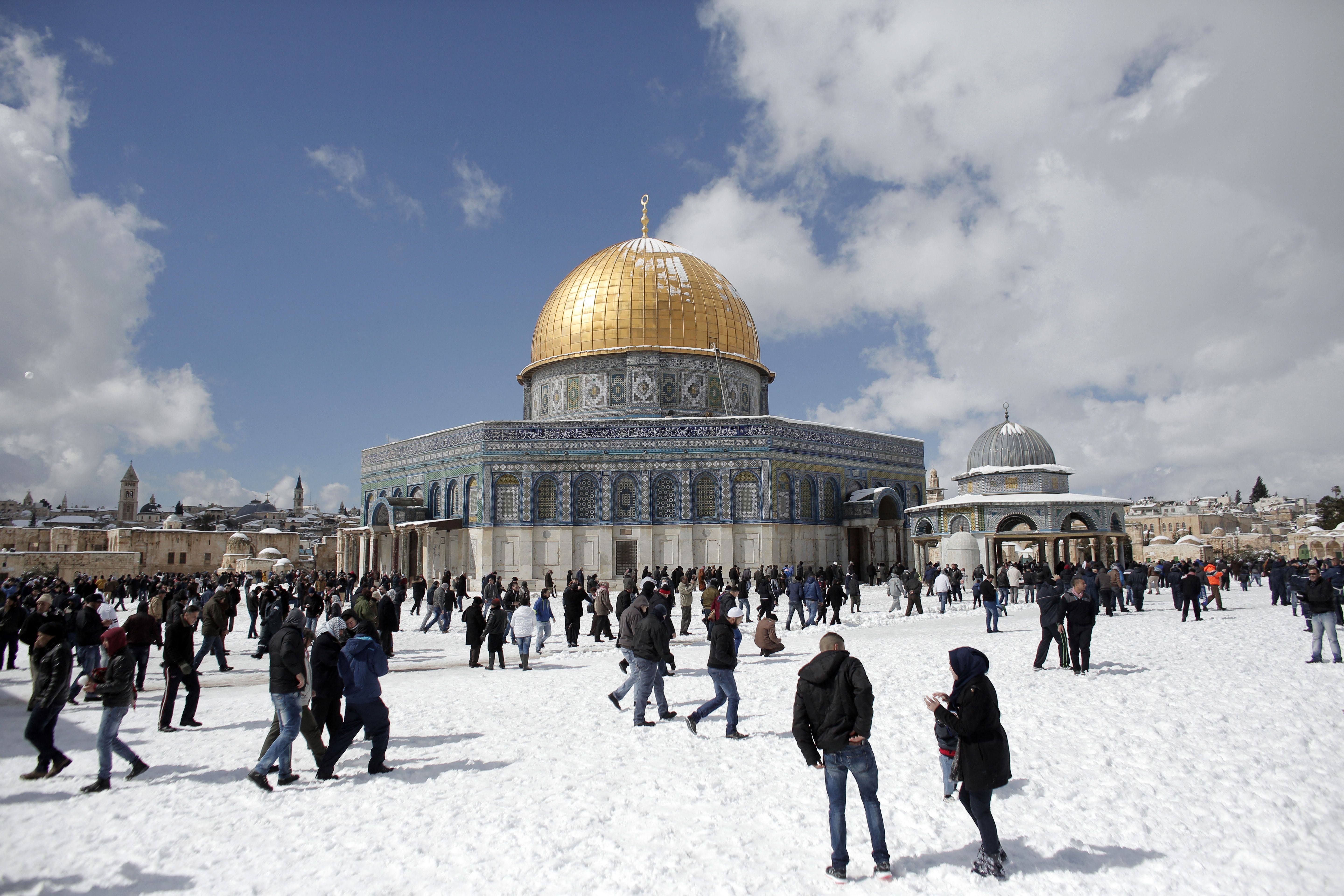Israeli settlers storm Al-Aqsa Mosque under police protection in mass ...