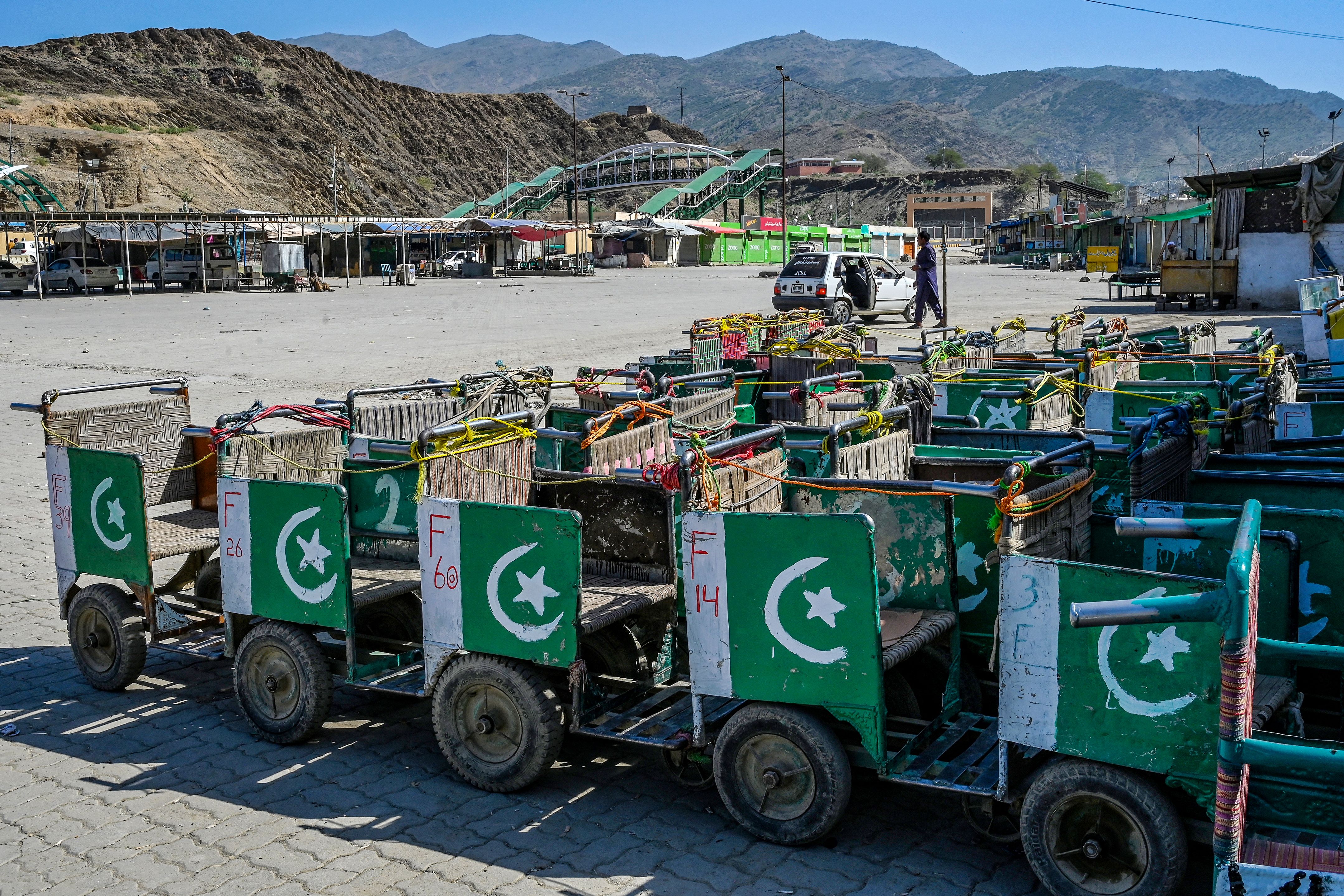 Deadly Pakistan–Afghanistan border clashes escalate, dozens killed | Al ...