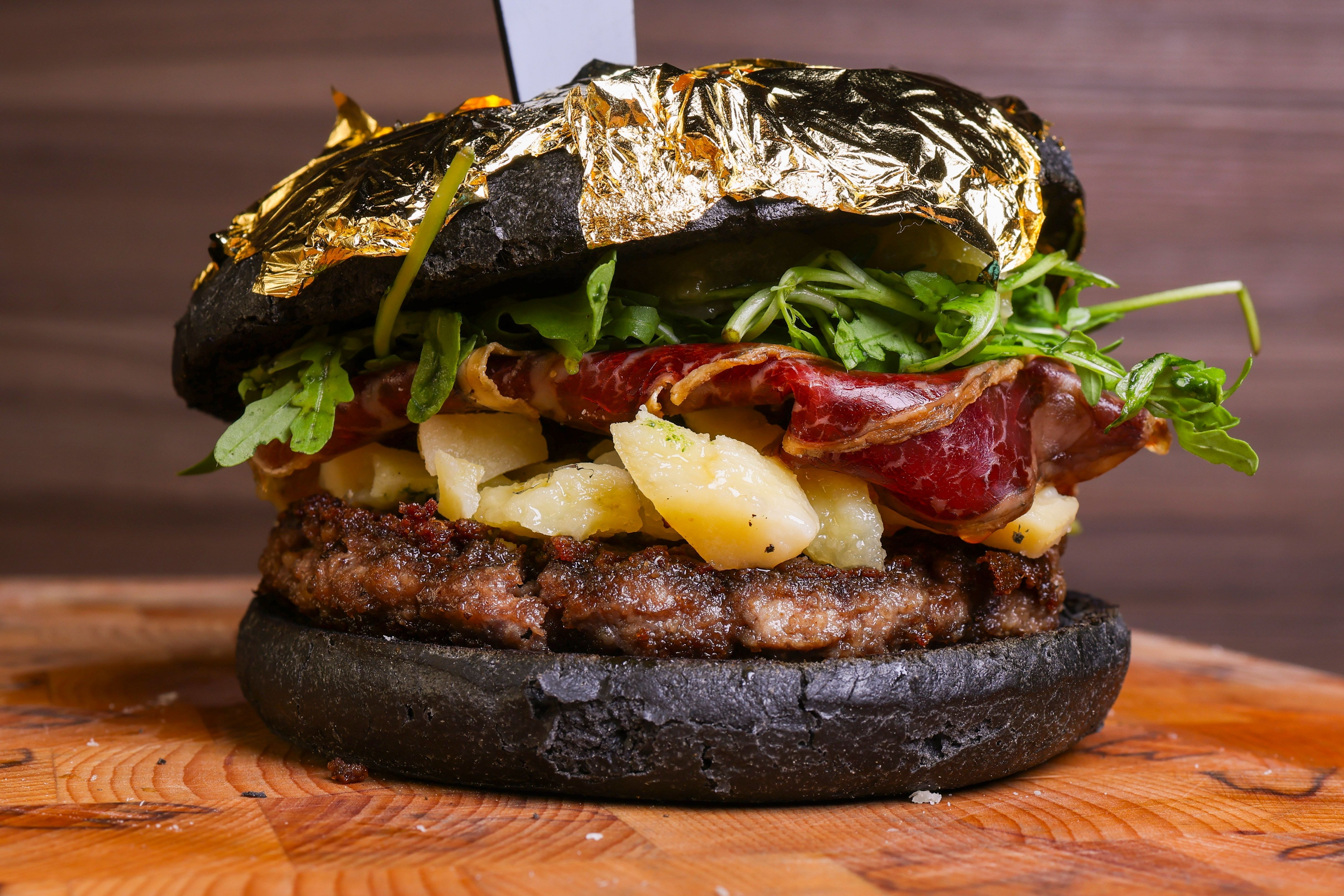 Spanish restaurant unveils the world’s most expensive burger after 8 ...