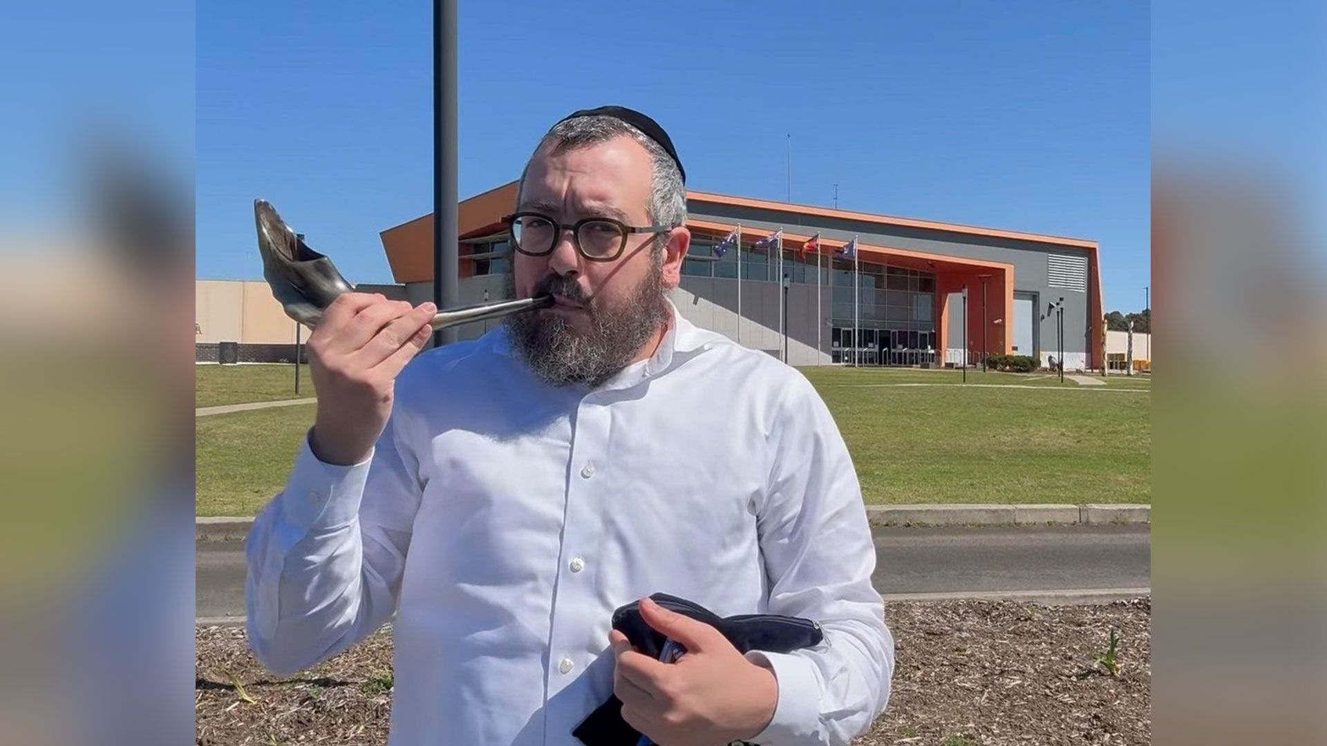 Rabbi Eli Schlanger killed in Bondi Beach shooting attack | Al Bawaba