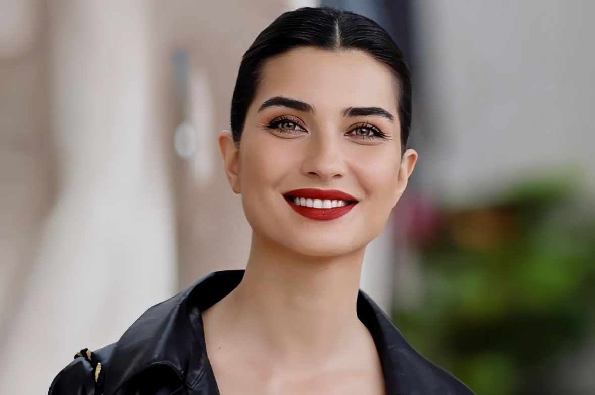 توبا بيوكوستون تواجه موقفًا محرجًا بحرفية وذكاء في قلب حفل Joy Awards ...