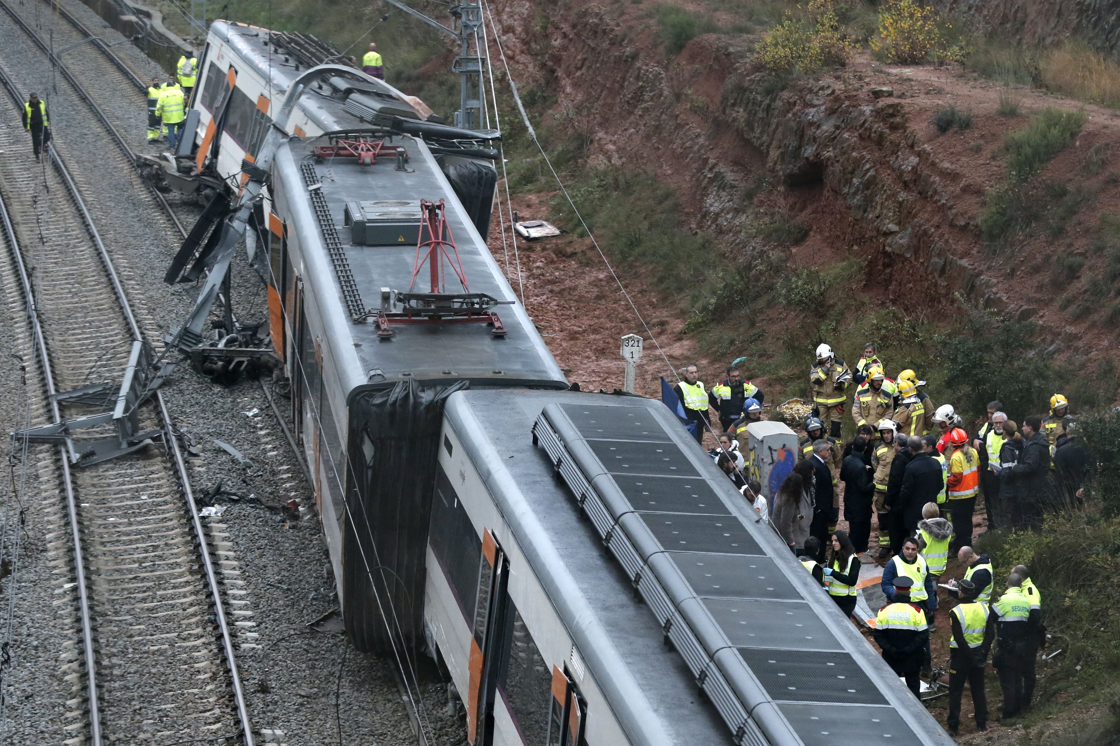 Commuter train hits construction crane near Cartagena in Spain | Al Bawaba