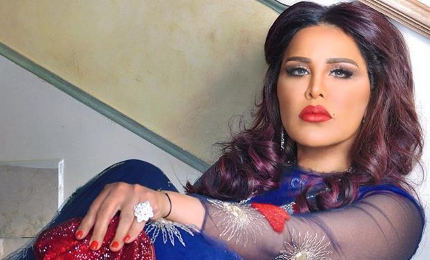 Ahlam and her family carry HALF A TON of luggage on flight back to ...