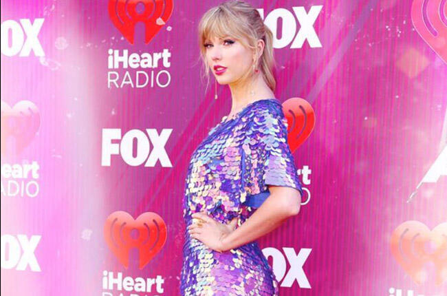 Taylor Swift Shows Off Gold Ring With Boyfriend Joe Alwyn's Initials ...