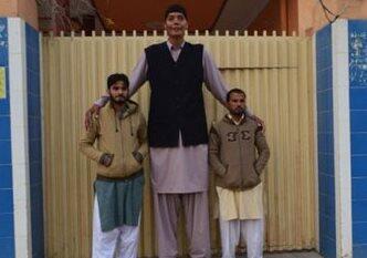Pakistan's Tallest Man at 8 Feet is Hungry for Love | Al Bawaba