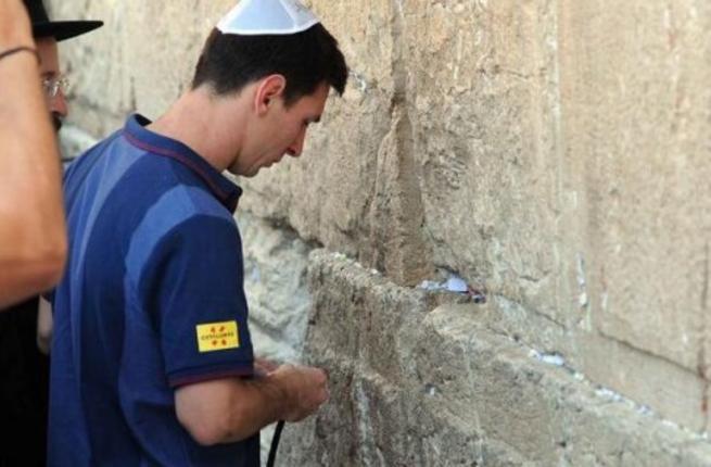Messi makes things messy by wearing a Jewish yamaka | Al Bawaba