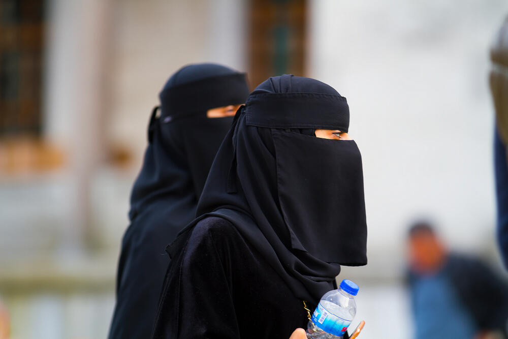 Holland Bans Full Face Niqab in Public Places | Al Bawaba