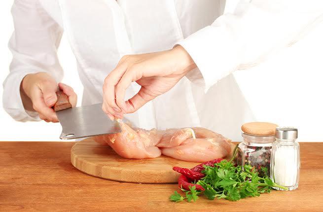 4 نصائح تساعدكِ في تقطيع الدجاج وطهيه | البوابة