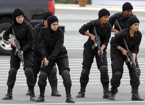 Kuwaiti policewomen break fashion rules while enforcing the law | Al Bawaba