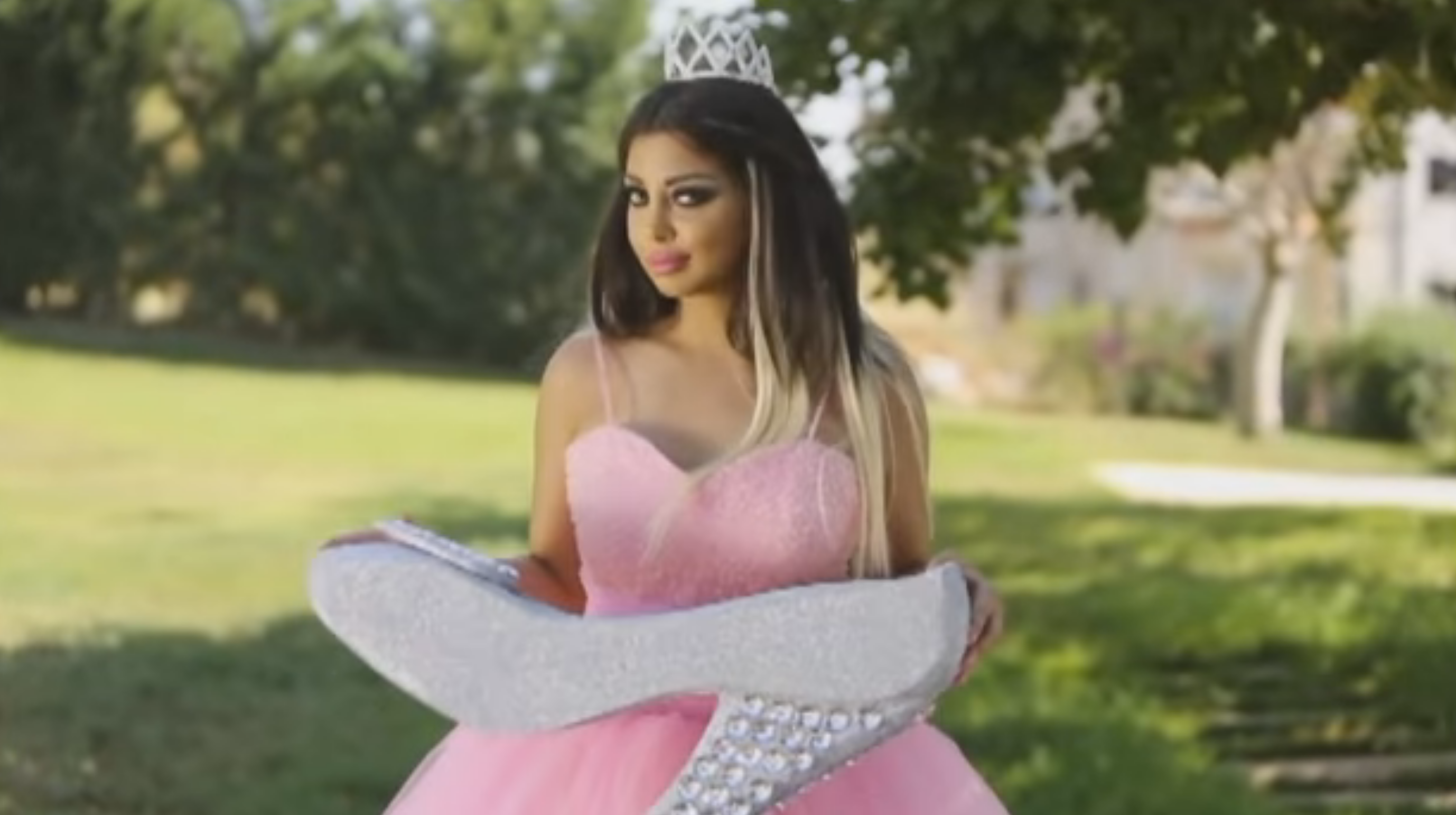 Wannabe Rola Yamout releases "cheap" music video and we wish she hadn't ...