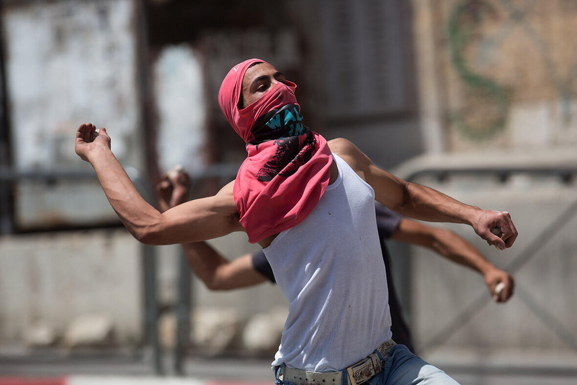 IDF Arrests 14 year old For Throwing Stones Al Bawaba idf-arrests-14-year-old-for-throwing-stones-al-bawaba