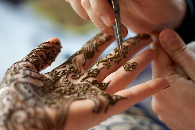 Unexpected Eid danger: Omani women struggle with toxic henna ink! | Al ...