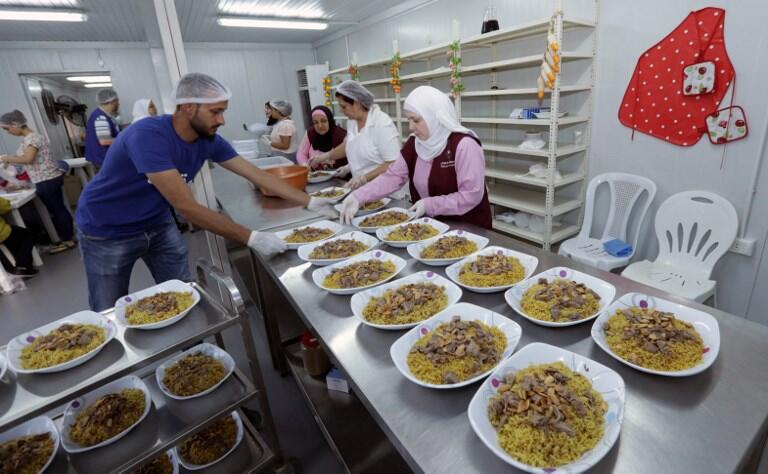 Syrian Refugees are Giving Back by Feeding Canadians in Need this ...
