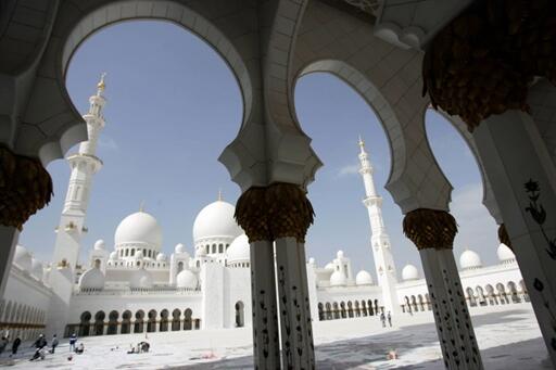 Queen Elizabeth visits Sheikh Zayed Mausoleum and Mosque | Al Bawaba