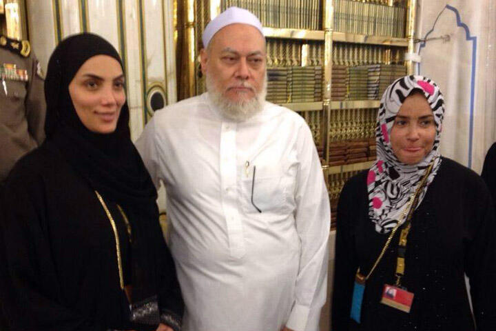 Simply scandalous: Horeyah Farghaly snaps pic with ex sheik on Hajj ...