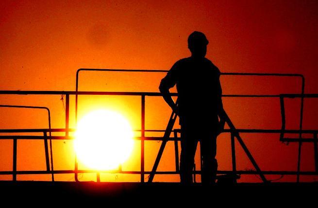 Workers in strenuous jobs not exempt from fast | Al Bawaba