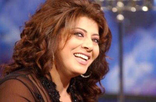 Hala Sidqi stands by her husband Nour El Sharif.. on set | Al Bawaba