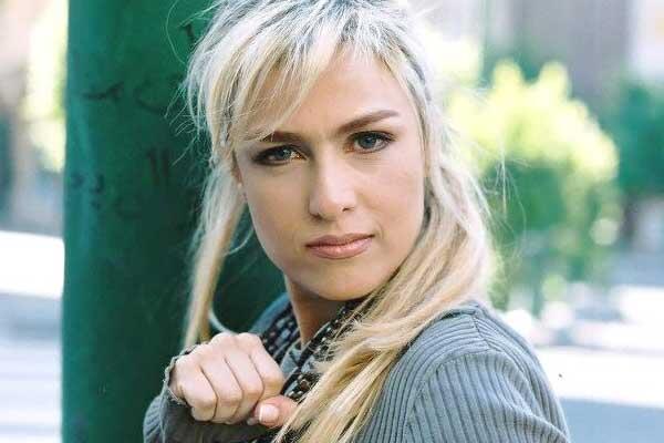 The lady is a tramp! Simone likes to play the role of a commoner | Al ...