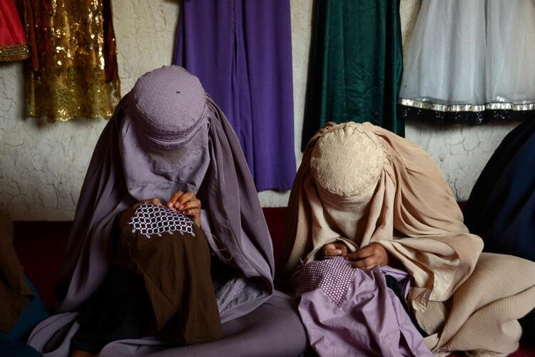 Afghan Women TV Presenters Cover Faces on Air (AFP) | Al Bawaba